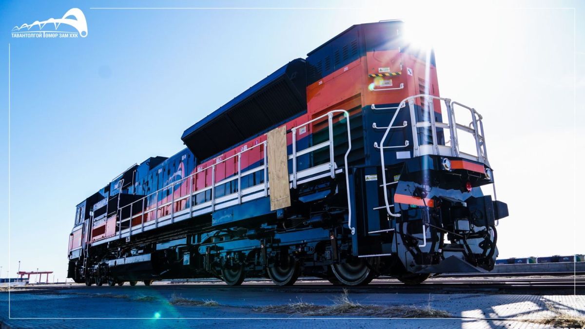 АНУ аас эхний ээлжийн 2 зүтгүүр Монгол Улсын хилээр орж ирлээ